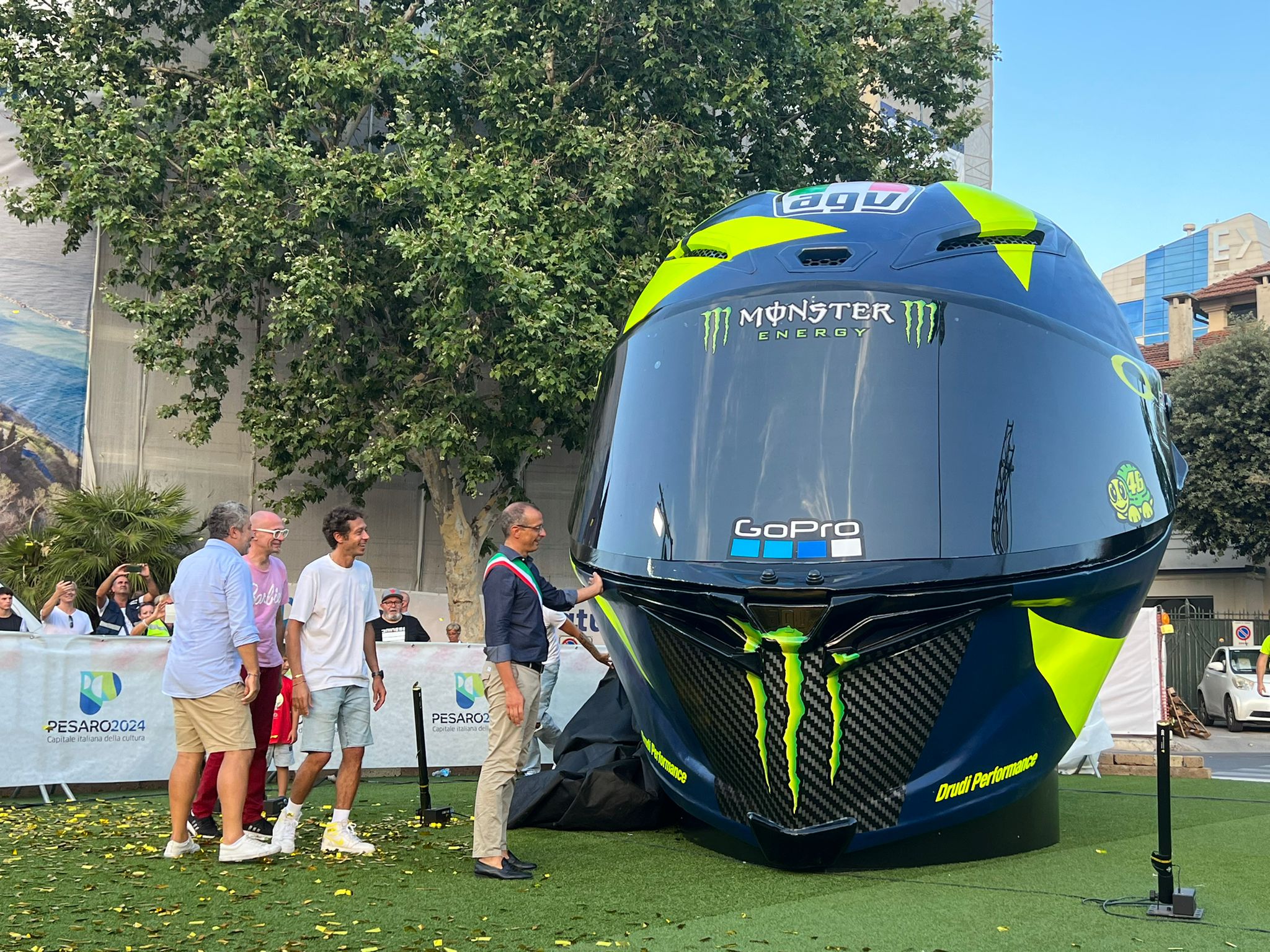 Maxi casco a Valentino Rossi. Forza Bagnaia - CeleraSportMag